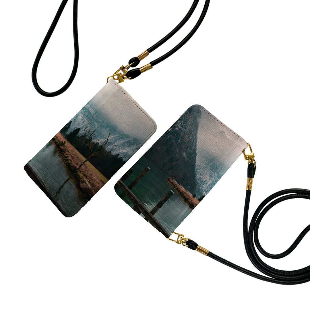 商品特徴・ショルダー付き手帳型スマホケース・シームレスな全面デザイン（内側は落ち着いたオフホワイト）・外側は高品質の人工革を使用・内側にはスマホを装着するケースが付属・機種専用のカメラホール仕様でケースを装着したままの撮影が可能・ワンセグや...