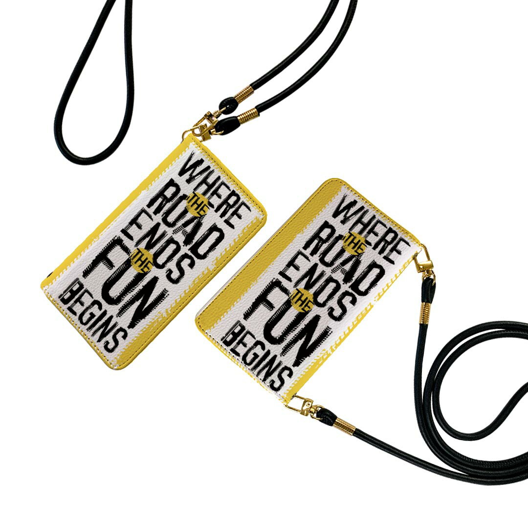 商品特徴・ショルダー付き手帳型スマホケース・シームレスな全面デザイン（内側は落ち着いたオフホワイト）・外側は高品質の人工革を使用・内側にはスマホを装着するケースが付属・機種専用のカメラホール仕様でケースを装着したままの撮影が可能・ワンセグや...