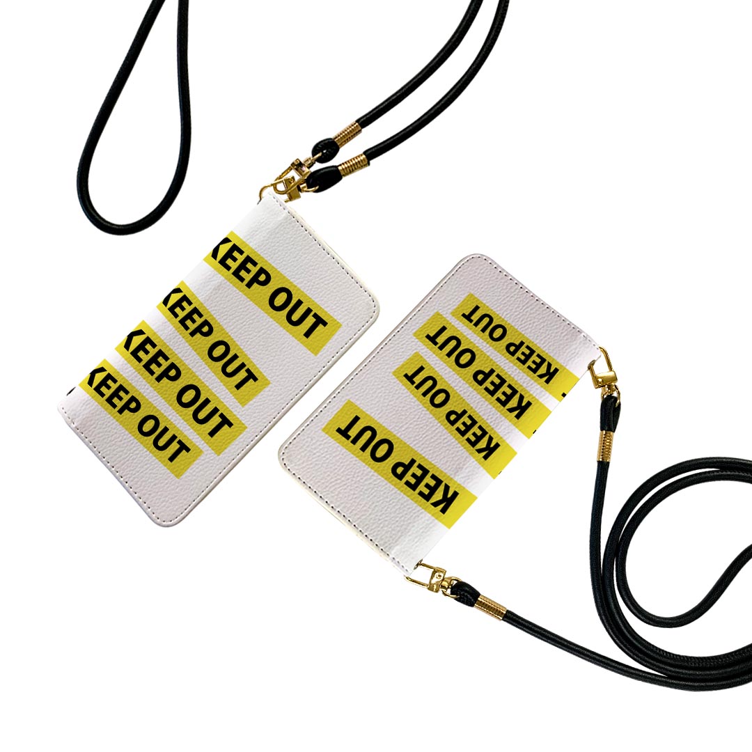 商品特徴・ショルダー付き手帳型スマホケース・シームレスな全面デザイン（内側は落ち着いたオフホワイト）・外側は高品質の人工革を使用・内側にはスマホを装着するケースが付属・機種専用のカメラホール仕様でケースを装着したままの撮影が可能・ワンセグや...