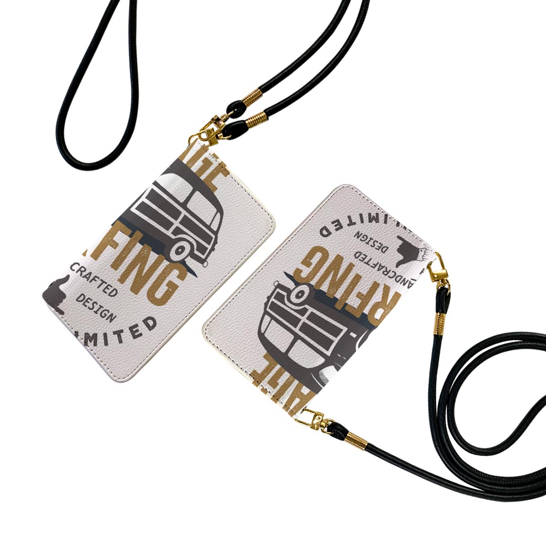 商品特徴・ショルダー付き手帳型スマホケース・シームレスな全面デザイン（内側は落ち着いたオフホワイト）・外側は高品質の人工革を使用・内側にはスマホを装着するケースが付属・機種専用のカメラホール仕様でケースを装着したままの撮影が可能・ワンセグや...