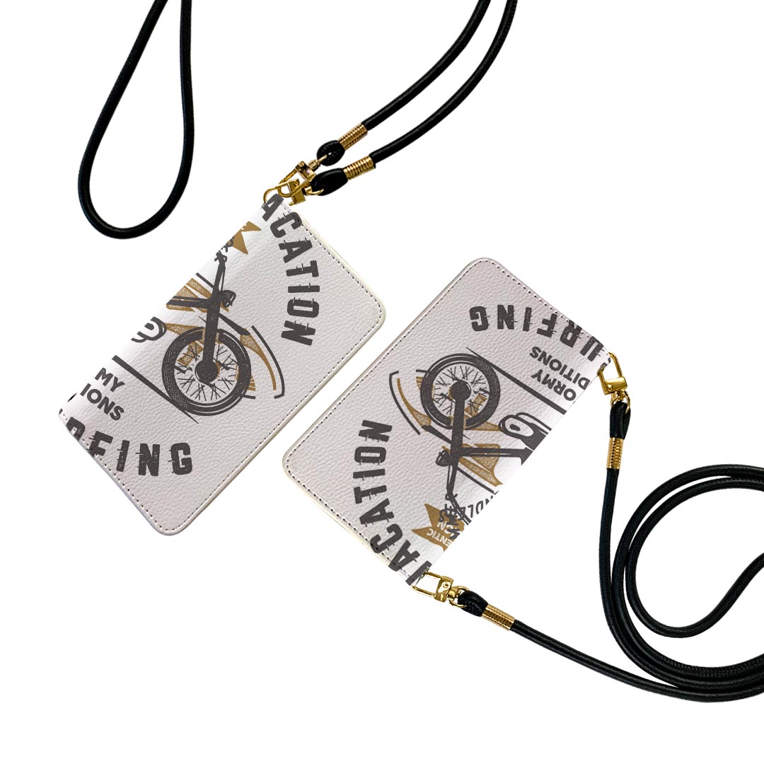 商品特徴・ショルダー付き手帳型スマホケース・シームレスな全面デザイン（内側は落ち着いたオフホワイト）・外側は高品質の人工革を使用・内側にはスマホを装着するケースが付属・機種専用のカメラホール仕様でケースを装着したままの撮影が可能・ワンセグや...