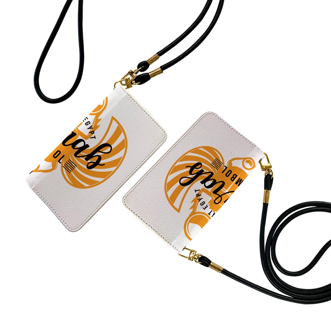 商品特徴・ショルダー付き手帳型スマホケース・シームレスな全面デザイン（内側は落ち着いたオフホワイト）・外側は高品質の人工革を使用・内側にはスマホを装着するケースが付属・機種専用のカメラホール仕様でケースを装着したままの撮影が可能・ワンセグや...