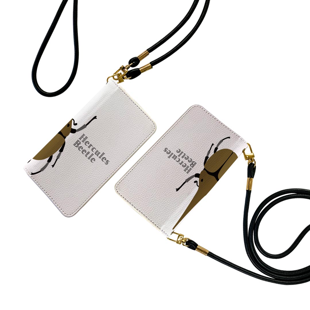 商品特徴・ショルダー付き手帳型スマホケース・シームレスな全面デザイン（内側は落ち着いたオフホワイト）・外側は高品質の人工革を使用・内側にはスマホを装着するケースが付属・機種専用のカメラホール仕様でケースを装着したままの撮影が可能・ワンセグや...