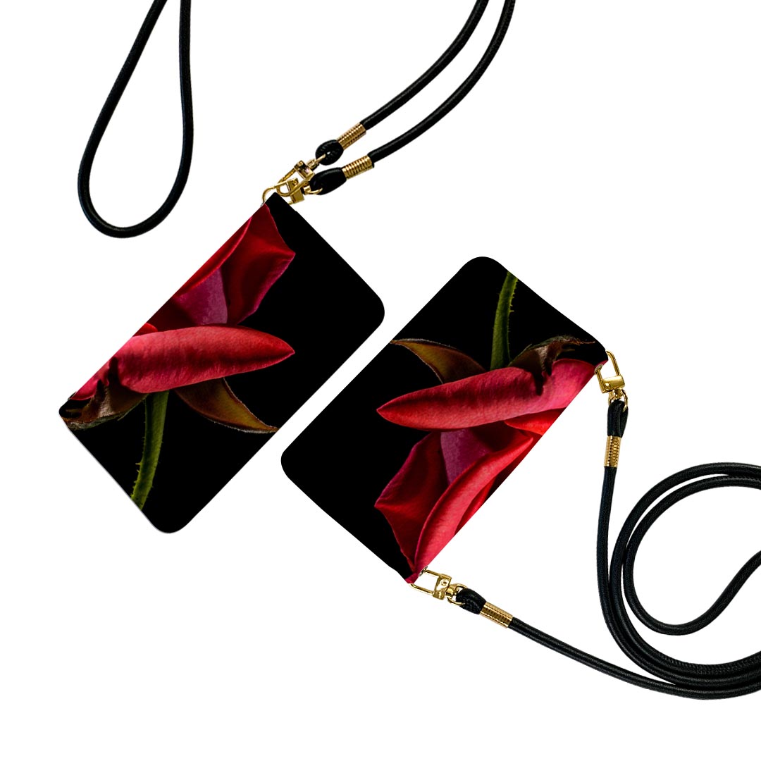 商品特徴・ショルダー付き手帳型スマホケース・シームレスな全面デザイン（内側は落ち着いたオフホワイト）・外側は高品質の人工革を使用・内側にはスマホを装着するケースが付属・機種専用のカメラホール仕様でケースを装着したままの撮影が可能・ワンセグや...