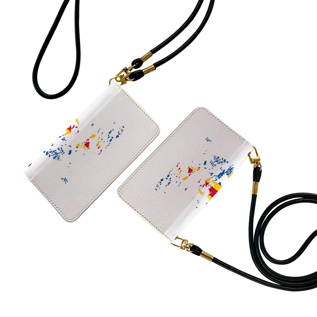 商品特徴・ショルダー付き手帳型スマホケース・シームレスな全面デザイン（内側は落ち着いたオフホワイト）・外側は高品質の人工革を使用・内側にはスマホを装着するケースが付属・機種専用のカメラホール仕様でケースを装着したままの撮影が可能・ワンセグや...