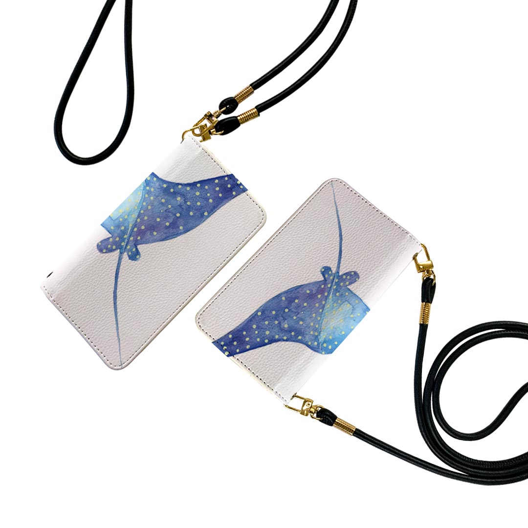 商品特徴・ショルダー付き手帳型スマホケース・シームレスな全面デザイン（内側は落ち着いたオフホワイト）・外側は高品質の人工革を使用・内側にはスマホを装着するケースが付属・機種専用のカメラホール仕様でケースを装着したままの撮影が可能・ワンセグや...