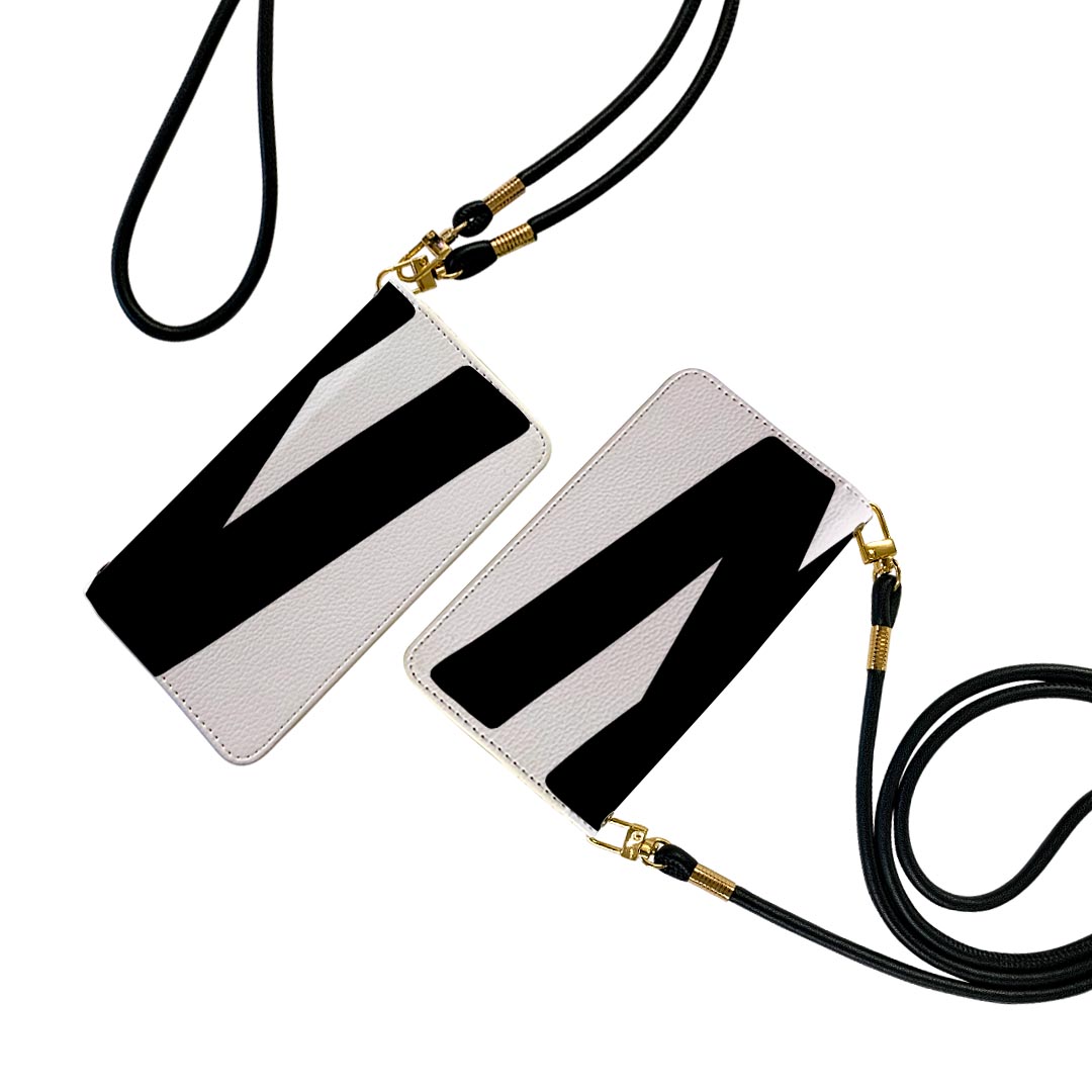 商品特徴・ショルダー付き手帳型スマホケース・シームレスな全面デザイン（内側は落ち着いたオフホワイト）・外側は高品質の人工革を使用・内側にはスマホを装着するケースが付属・機種専用のカメラホール仕様でケースを装着したままの撮影が可能・ワンセグや...