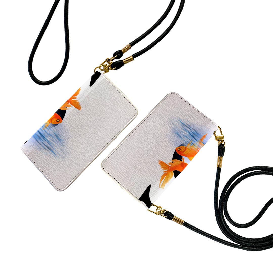 商品特徴・ショルダー付き手帳型スマホケース・シームレスな全面デザイン（内側は落ち着いたオフホワイト）・外側は高品質の人工革を使用・内側にはスマホを装着するケースが付属・機種専用のカメラホール仕様でケースを装着したままの撮影が可能・ワンセグや...