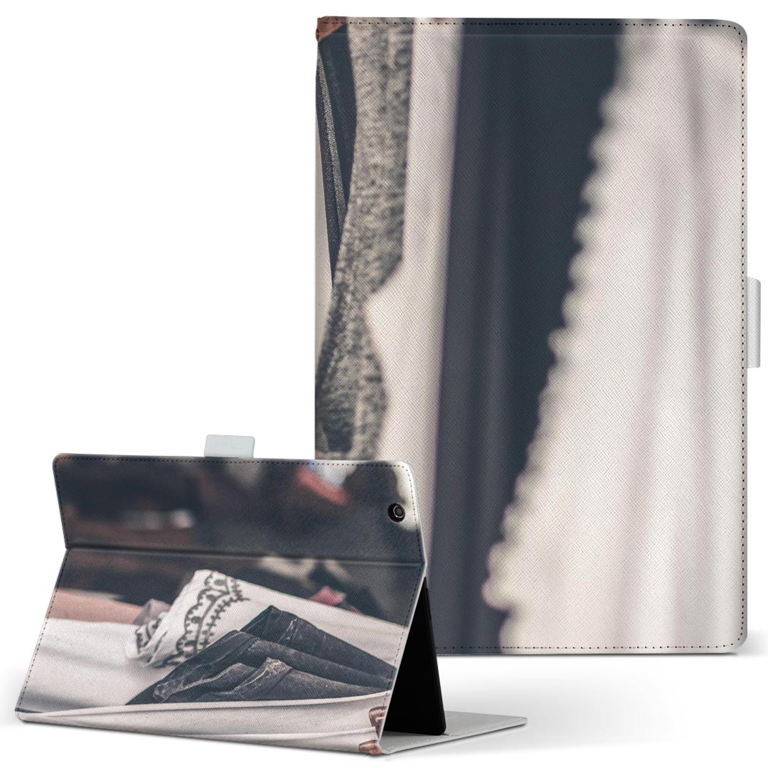 商品特徴・高品質な人工革に継ぎ目のないシームレスな全面デザイン。・業務用の特殊印刷機を使用した高精細プリント。さらにUV加工を施しダメージに強い仕上がり。・動画などの視聴に便利なスタンド機能。・内側に便利なカードスロット＆ロングポケット。・...