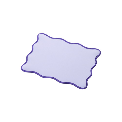 ■デスクに彩りと快適さをプラス。波のようなウェーブラインが個性的なマウスパッドです。2色のコントラストが美しいバイカラーデザインで、デスクを華やかに彩ります。快適でスムーズなマウス操作が可能で、デスクを傷から守りつつ、きれいに保てます。［特...