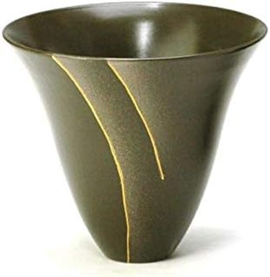 三重県四日市市の萬古焼で作られた花器 商品サイズ：直径22cm 高さ19cm 材質： 陶器 原産国 ： 日本（三重） 写真撮影時、照明の都合上、色が多少異なります。商品は石膏型で成形する為、多少の凸凹がございます。手作業による為、色の濃淡や...