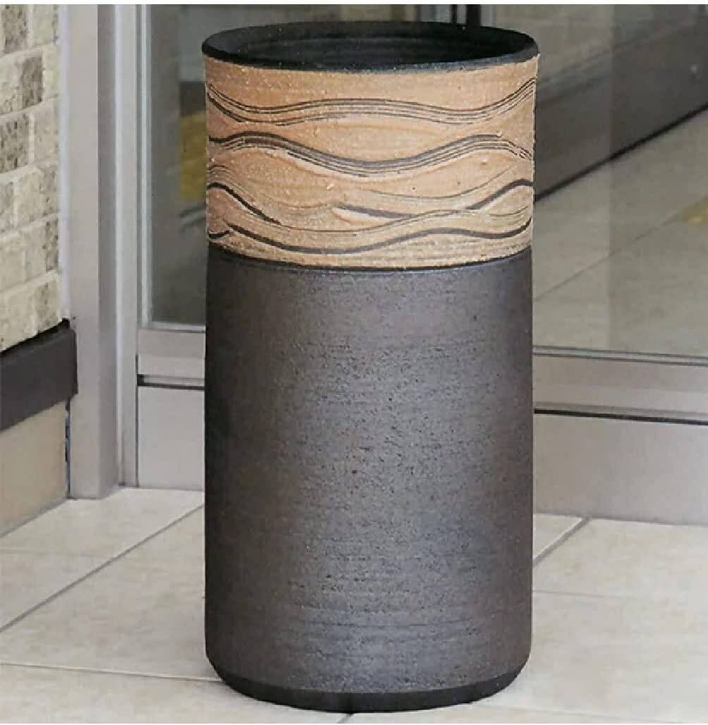【サイズ】（約）幅23cm×奥行23cm×高さ43cm 【材質】陶器製 生産/日本(滋賀県　信楽) 工芸品のためサイズは多少前後する場合がございます。 色・柄は陶器、焼き物の為、一品一品、画像と異なります、ご了承の上ご注文下さい。 信楽焼と...