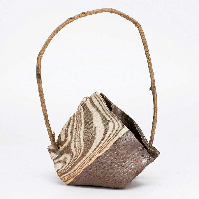 サイズ：16.5×9.5×高さ12.5cm ■素材：花瓶：陶器 ■生産地：日本（九谷焼） 九谷焼の花瓶は、花瓶自体が華やか物も多く、シンプルな花を一輪挿すだけでも十分に映えます。 和室だけでなく洋室やモダンなインテリアにも調和し、部屋を華や...