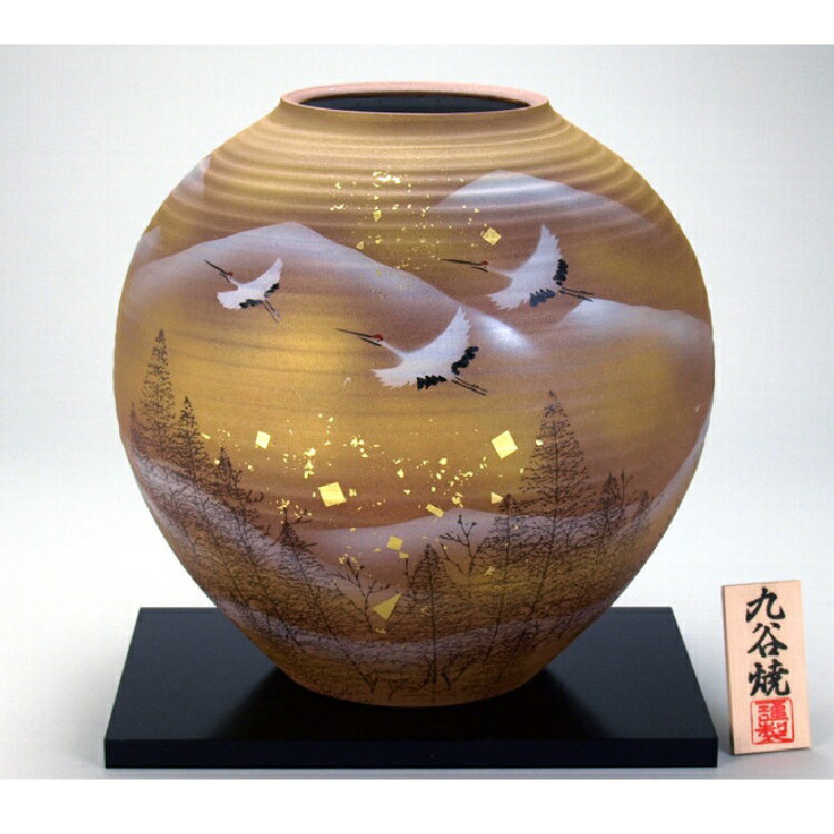 サイズ：径30×高29.5cm ■素材：花瓶：磁器、花台、木札：木製 ■生産地：日本（九谷焼） 九谷焼の花瓶は、花瓶自体が華やか物も多く、シンプルな花を一輪挿すだけでも十分に映えます。 和室だけでなく洋室やモダンなインテリアにも調和し、部屋...