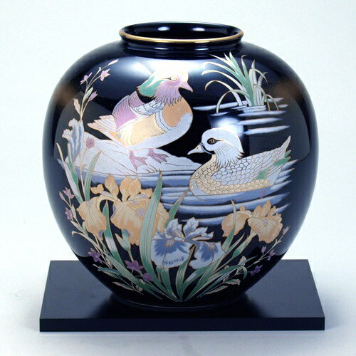サイズ：径19×高18.5cm ■素材：花瓶：磁器、花台：木製 ■生産地：日本（九谷焼） 九谷焼の花瓶は、花瓶自体が華やか物も多く、シンプルな花を一輪挿すだけでも十分に映えます。 和室だけでなく洋室やモダンなインテリアにも調和し、部屋を華や...