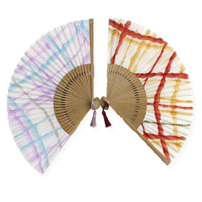 日常に寄り添う気軽さを備えた扇子 絞りの風合いを思わせる涼やかな生地に、絵の具で軽やかに描いたような格子模様。 やわらかな色のにじみと線の揺らぎが、夏の日に穏やかな涼を運びます。 気取らず持てる上品さと、日常に寄り添う気軽さを備え、 その名...