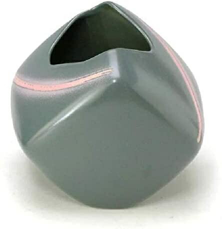 三重県四日市市の萬古焼で作られた花器 商品サイズ：長さ16cm 高さ16cm 幅13cm 材質： 陶器 原産国 ： 日本（三重） 写真撮影時、照明の都合上、色が多少異なります。商品は石膏型で成形する為、多少の凸凹がございます。 手作業による...