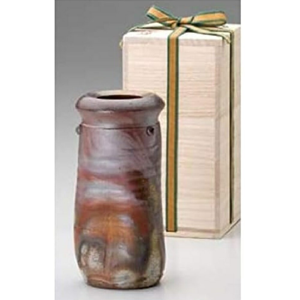 サイズ:高さ21.5cm 素材：陶器 生産地：日本（備前焼） 作家・窯元：中居靖 備前焼は、窯の中の状況によって器の素地や釉薬が偶然に起こす変化の事で、同じ窯で同じ時に焼かれても、窯の中で置かれた場所の違いで、炎の当たり方や灰の掛かり具合が...