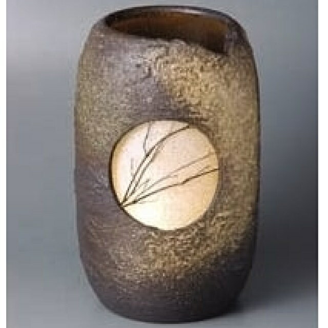 【サイズ】（約）直径28×高さ44cm 【材質】陶器製 生産/日本(滋賀県　信楽) 工芸品のためサイズは多少前後する場合がございます。 色・柄は陶器、焼き物の為、一品一品、画像と異なります、ご了承の上ご注文下さい。 信楽焼とは、焼き上がりの...