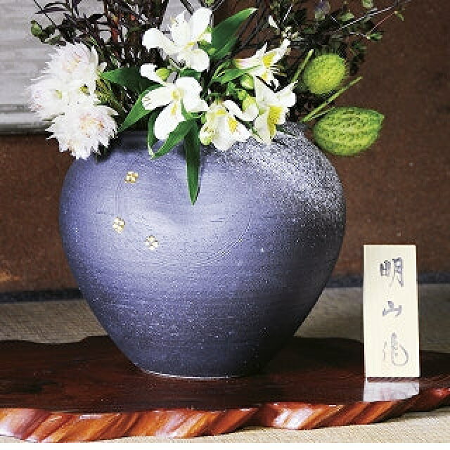 【サイズ】（約）直径25.5×高さ22cm 【材質】陶器製 生産/日本(滋賀県　信楽) 工芸品のためサイズは多少前後する場合がございます。 色・柄は陶器、焼き物の為、一品一品、画像と異なります、ご了承の上ご注文下さい。 信楽焼とは、焼き上が...