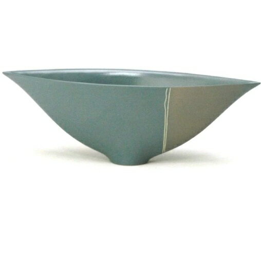 三重県四日市市の萬古焼で作られた花瓶 商品サイズ：長さ44cm 高さ15cm 幅13cm 材質： 陶器 原産国 ： 日本（三重） 写真撮影時、照明の都合上、色が多少異なります。商品は石膏型で成形する為、多少の凸凹がございます。手作業による為...