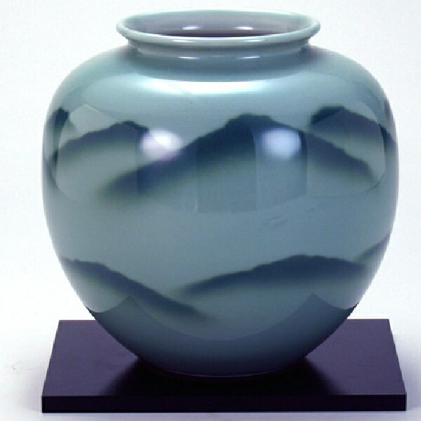 サイズ：径19×高18.5cm ■素材：花瓶：磁器、花台：木製 ■生産地：日本（九谷焼） 九谷焼の花瓶は、花瓶自体が華やか物も多く、シンプルな花を一輪挿すだけでも十分に映えます。 和室だけでなく洋室やモダンなインテリアにも調和し、部屋を華や...