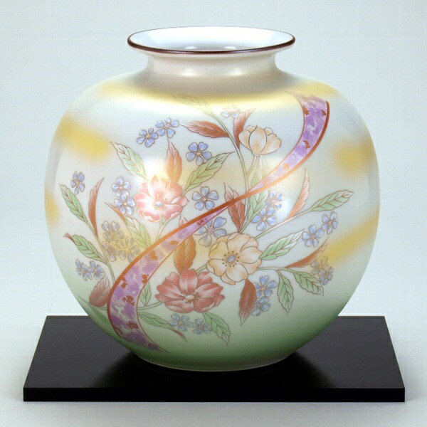 サイズ：径22.0×高20.5cm ■素材：花瓶：磁器、花台：木製 ■生産地：日本（九谷焼） 九谷焼の花瓶は、花瓶自体が華やか物も多く、シンプルな花を一輪挿すだけでも十分に映えます。 和室だけでなく洋室やモダンなインテリアにも調和し、部屋を...