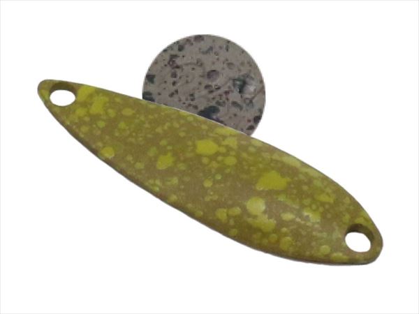 サイズ：32mm　ウェイト：2．5g亀山和彦がスプーンに求めたのは流れを利用できるシルエット。日頃からエリアフィッシングを楽しむ上で彼のキーワードは常に流れ。放流後の少し落ち着いたタイミングからが一番の使い時と話す。軽量なわりに驚く飛距離を...