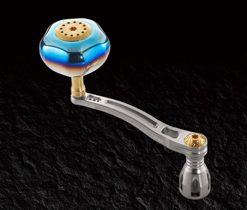 絶対的な強度と軽量化を両立した専用そり上がりアームと、専用スカートの組み合わせでさらに軽量化に成功。異次元のグリップ感を体感できるPT52ノブとの組み合わせで、未だかつてないハンドルに仕上がりました。ピッチ：98mm　自重：95.2g ※実...