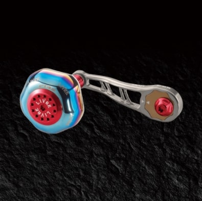 可変ピッチパワーハンドルのBJシリーズにPT搭載モデルが登場。扱い易さはそのままに、握りやすさによるトルクアップが実感できるモデルとなっております。近海ベイトジギングなどの取り回しと、パワーが求められる釣りにはぴったりのハンドルです。仕様は...