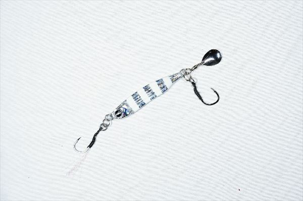 ショアから使用しやすいサイズ。小型のコロラドブレード装着で魚へのアピールも抜群！カラー：ゼブラグロー　重さ：20g ※実物と色が違って見える場合があります。あらかじめご了承下さい。