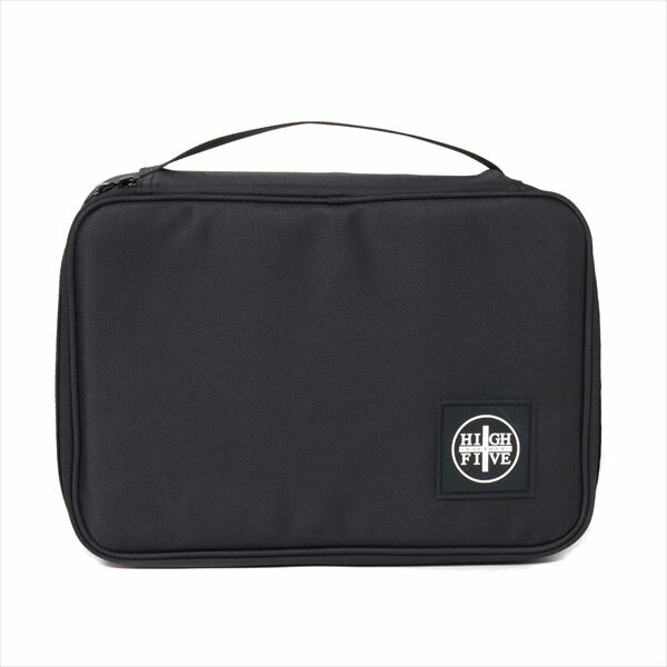 クッション性に優れた厚い内装素材を使用した仕切りを搭載し、ご自身の用途に合わせて仕切りを変更できる万能な収納ケース。・アクセサリー収納用のジップポケットがあります。・ハンドル付きです。W285mm H200mm D105mm ※実物と色が違...