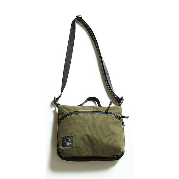 RUMIDUS別注サコッシュ。収納部分がセパレートされており、どちら面でも使用可能なダブルフラップ仕様。街中では表面を使用し、フィールドではメッシュ面を表側にすることで、使い分けが可能なサコッシュ。ショルダーベルトは取り外し可能なので、本体...