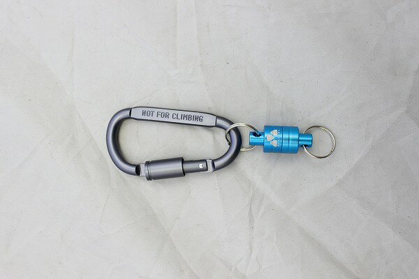 ・マグネットホルダー　MAGNET　HOLDER。・安心の強磁力タイプ（吊下げ負荷約4kg）。・ネジ止め式頑丈カラビナ付き。・ランディングネット、フィッシュグリップ等の装着に。・本製品は非常に強力な磁力を有するためご使用は十分注意し釣り以外...