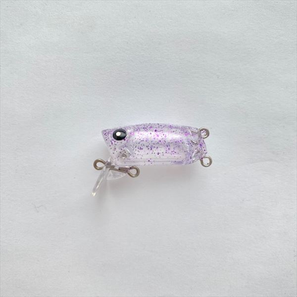 ただペラを外しただけではなく、ただ巻き、トゥイッチ、ドックウォークと変幻自在な操作性でアングラーの意のままに表層を攻略できる。巻いて良し。止めて良し、いままでありそうでなかった本格的表層クランクベイトです。サイズ：27mm ウェイト：2.0...