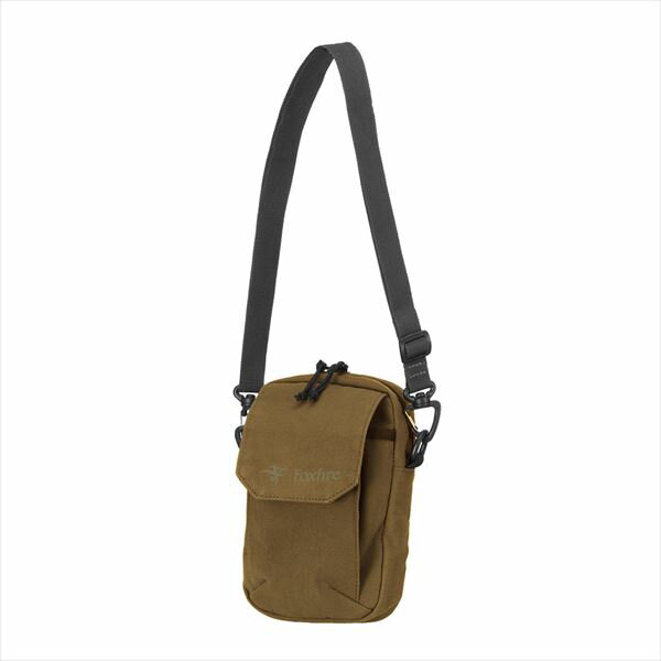 一見するとワックスクロスのようにも見える落ち着いた表情のポリエステルツイル生地を採用した縦型ポーチ。マチ付きのフロントポケットとメインポケットの2気室仕様でスマートフォンやコンパクトカメラ、ルアー&フライボックスなどを収納できます。ショルダ...