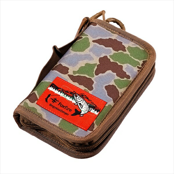 オレゴニアンキャンパーとのコラボレーションアイテム。Foxfireオリジナルのフィッシュアイカモフラージュ柄をプリントしたセミハードタイプのルアーワレットです。ウレタンパッドと中身が見えるクリアタイプのファスナーポケットがセットになった予備...