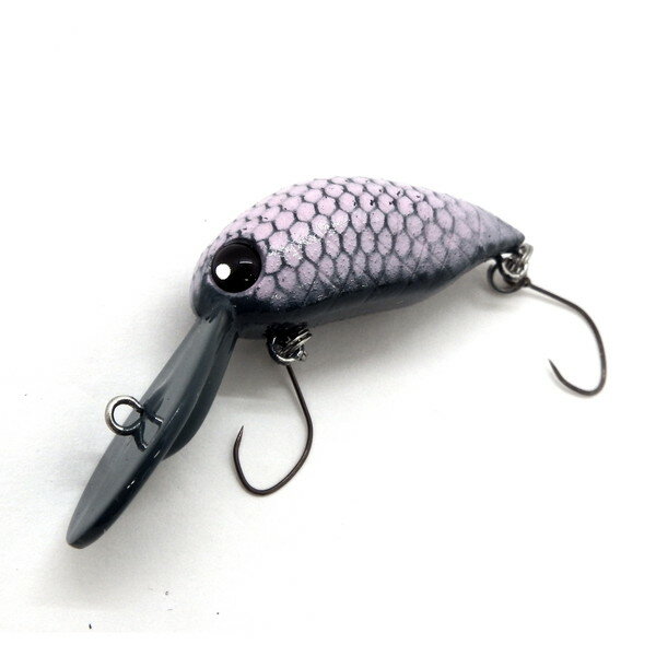 「150種類以上の研究結果から究極のクランクベイトを設計しました」管理釣り場インストラクターである「永井」監修クランクベイトついに登場。サウンド、重心移動による飛距離、絡みにくいフック、安定した泳ぎ、幅広いレンジを攻略、様々な状況で釣り人が...