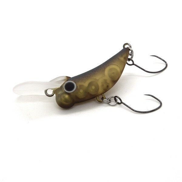 バックストローク同様に、おでこにリップの付いた【UP Ward Lip】を採用し、シンキングウェイト設計にすることでスプーンのようにタナを刻むことが出来、浮き上がりを押さえた設計により安定して一定のレンジを引きことが出来ます。アングラーの思...