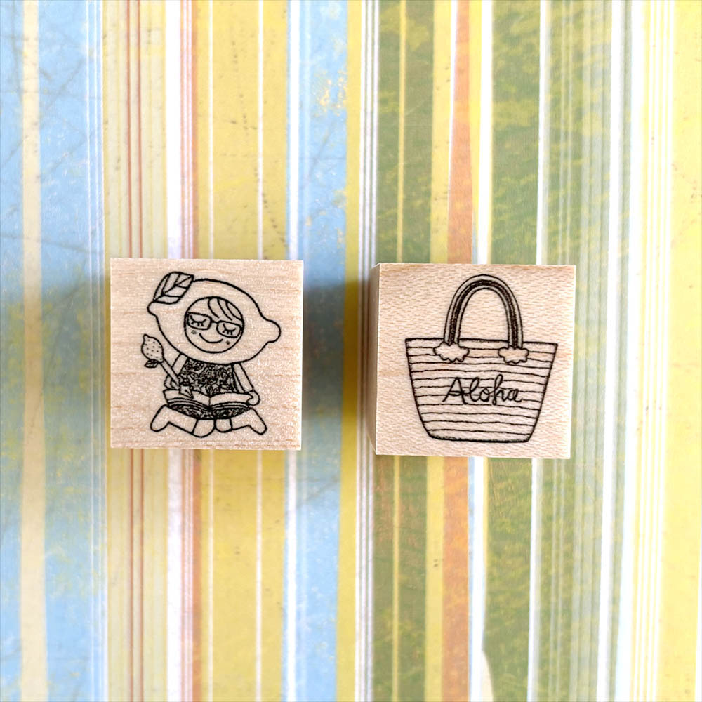 SNSで人気のhorimemeさんの可愛いスタンプシリーズ メガネの読書レモンちゃんとAlohaトートバッグのスタンプ サイズ（版面）：20ミリ×20ミリ　 ☆クリックポスト配送となります。 なお、クリックポスト便の場合、代引き・お届け日時...