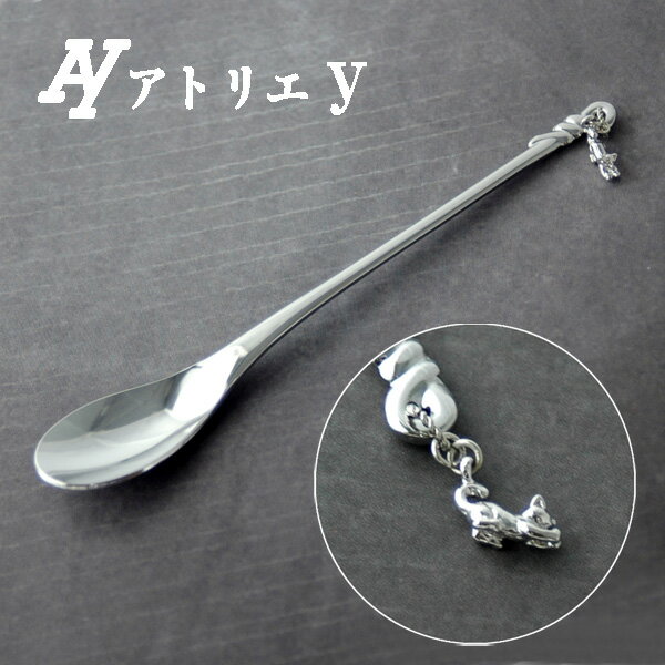 表情までとても細かく作られた可愛い錫製の猫ちゃんをスプーンに付けました。 使うたびに可愛く揺れます。 ・猫=錫製　スプーン本体=ステンレス　長さ12.5センチ ・猫パーツサイズ　約10×7ミリ ※モニターの発色具合によって実際のものと色が異...