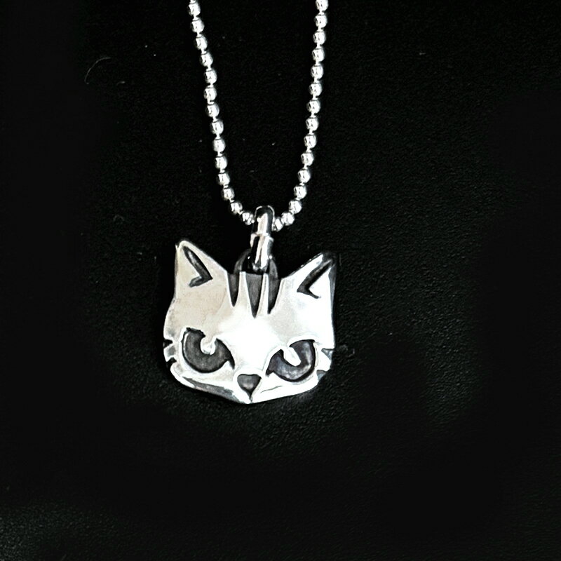 シルバーアクセサリー作家江口タツオさんの ハンドメイド猫ペンダント 一点ずつ手作りで仕上げています。 材質：シルバー サイズ：14ミリ×14ミリ シルバーボールチェーン：40センチ ※モニターの発色具合によって実際のものと色が異なって見える...