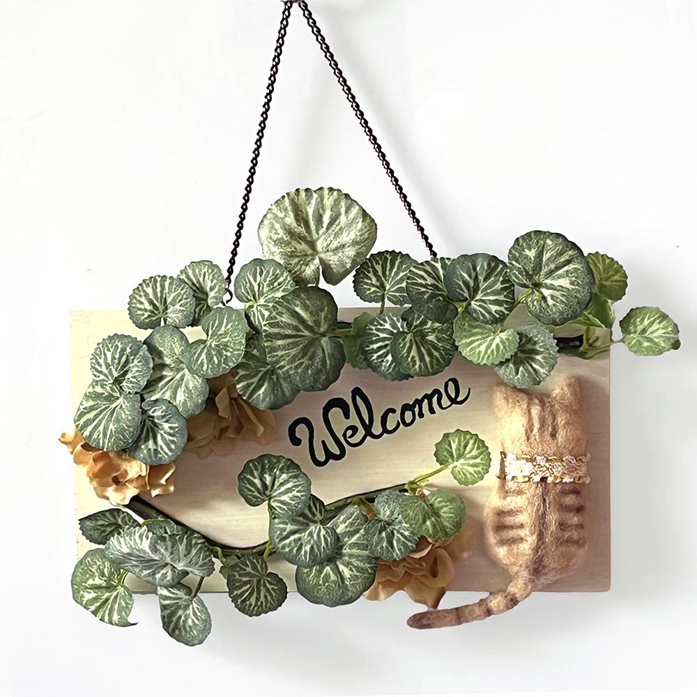 立体羊毛フェルトの猫ちゃんが可愛い☆ウェルカムポード グリーンの葉の下に後ろ向きの猫ちゃんが。 玄関やお部屋の扉などに！ フェルトアート作家山下菜穂美さんが フェルトでチクチク…想いをこめて制作したハンドメイドの猫がついたアート作品です。 ...