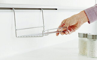 メーカー希望小売価格はメーカーサイトに基づいて掲載しています2013年2月から発売の壁付け・造作対面用ハンガーアイテム「ラック」です。キッチンまわりの小物を置いたり、レシピ立てとしても使えます。 この商品は既に設置されている壁付け・造作対面...