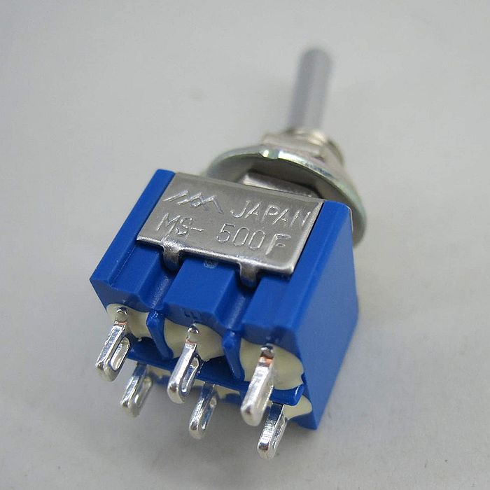 M6ねじによる小型のパネル取り付け形、標準レバー品です。中間OFFのない、2回路の2接点への切替スイッチとなります。 【仕様】 ・操作部形状：バット状レバー ・極数：双極双投 ・スイッチ特性：ON-ON ・端子部形状：はんだ端子 ・定格：A...