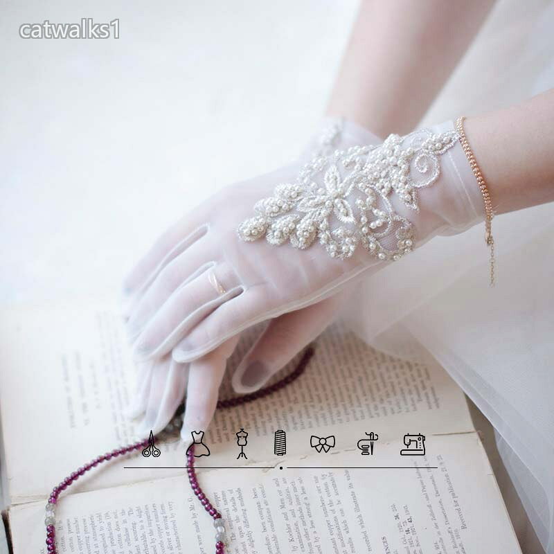 指先まで美しく。運命のドレス姿を完成させる「魔法のアイテム」一生に一度の特別な日。ウェディングドレス姿をより美しく、よりエレガントに引き立てるためには、グローブ選びがとても重要です。当店のウェディンググローブは、花嫁様の手元を優しく包み込み...