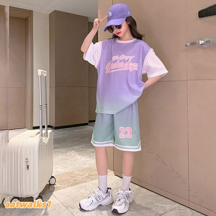 .スポーツ 用 バスケットボール ウェア は キッズ 女の子 向け の ユニフォーム で、上下 2 点 セット です。半袖 T シャツ と ハーフ パンツ で、吸汗 速乾 性 に 優れ、練習着 や トレーニング ウェア に 最適。カラーバリ...
