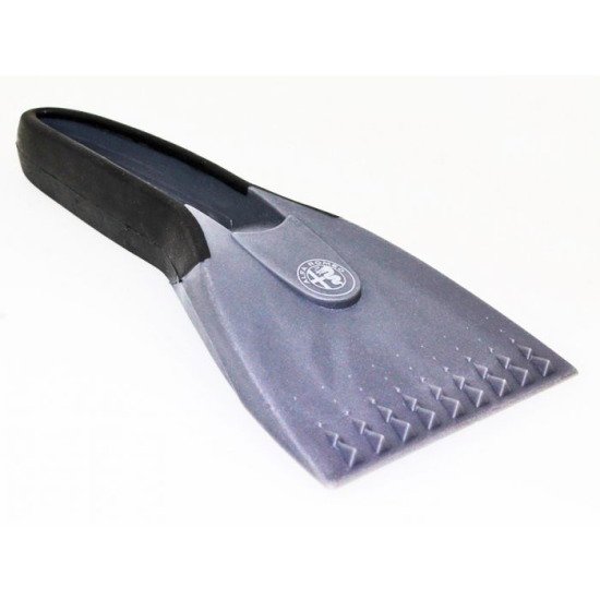 アルファロメオのアイススクレーパーです。 Alfa Romeoのロゴと黒いシリコンハンドルが付いたダークグレーの硬質プラスチックスクレーパー。 アルファ ロメオのロゴが入ったブラックのナイロン製ケースが付属しています。 アルファロメオ正規品...