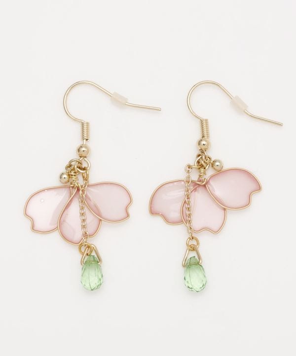 商品仕様:柔らかな色合いで桜の花を表現したピアス。透明感のある花びらに、きらりと輝くガラスビーズが上品な印象を与えてくれます。サイズ:全長 3cm素材:樹脂 真鍮 銅 アクリル注意事項:こちらの商品は職人による手作りとなります。 ◆生地の取...
