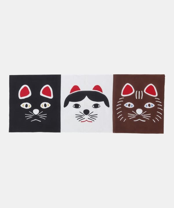 商品仕様:福を招く猫が描かれた手拭い。三匹並んだ猫が愛らしい一枚。猫好きの方への贈り物にもおすすめです。サイズ:縦92cm 横34cm素材:綿100%注意事項:こちらの商品は職人による手作りとなります。 ◆生地の取り方により1点1点柄の出方...